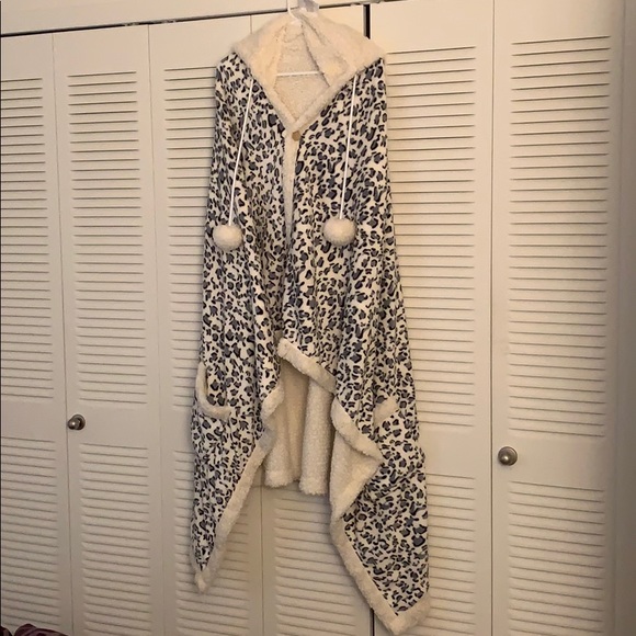 Chic Home Designs | Intimates & Sleepwear | Robe Snow Leopard Print ...